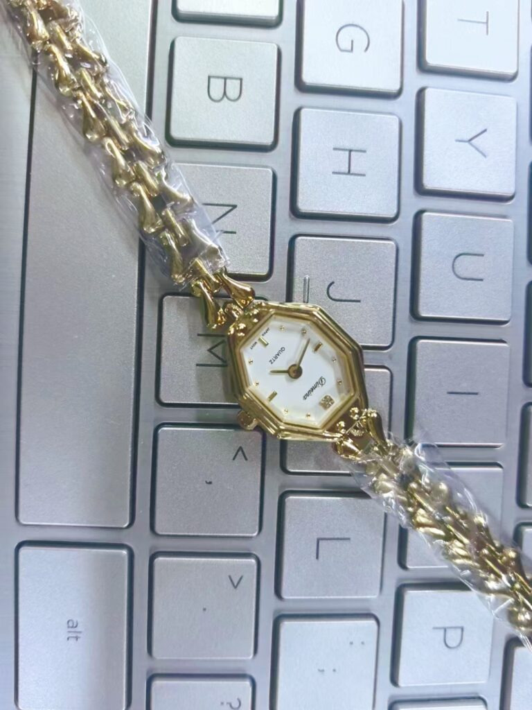 Vintage Style Small Face Bracelet Watch - WatchwithSun-Dainty & Chic ...