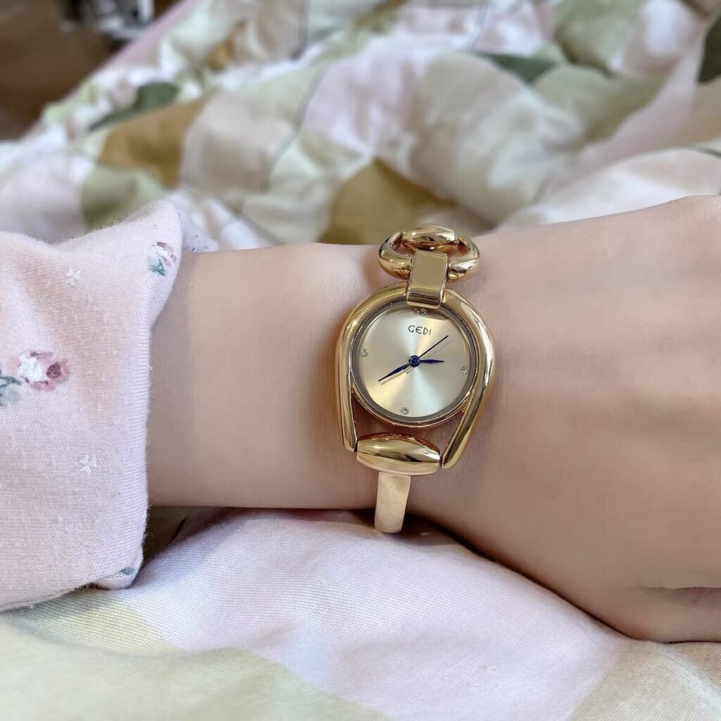 Classic Golden Round Women's Bracelet Watch - WatchwithSun-Dainty ...