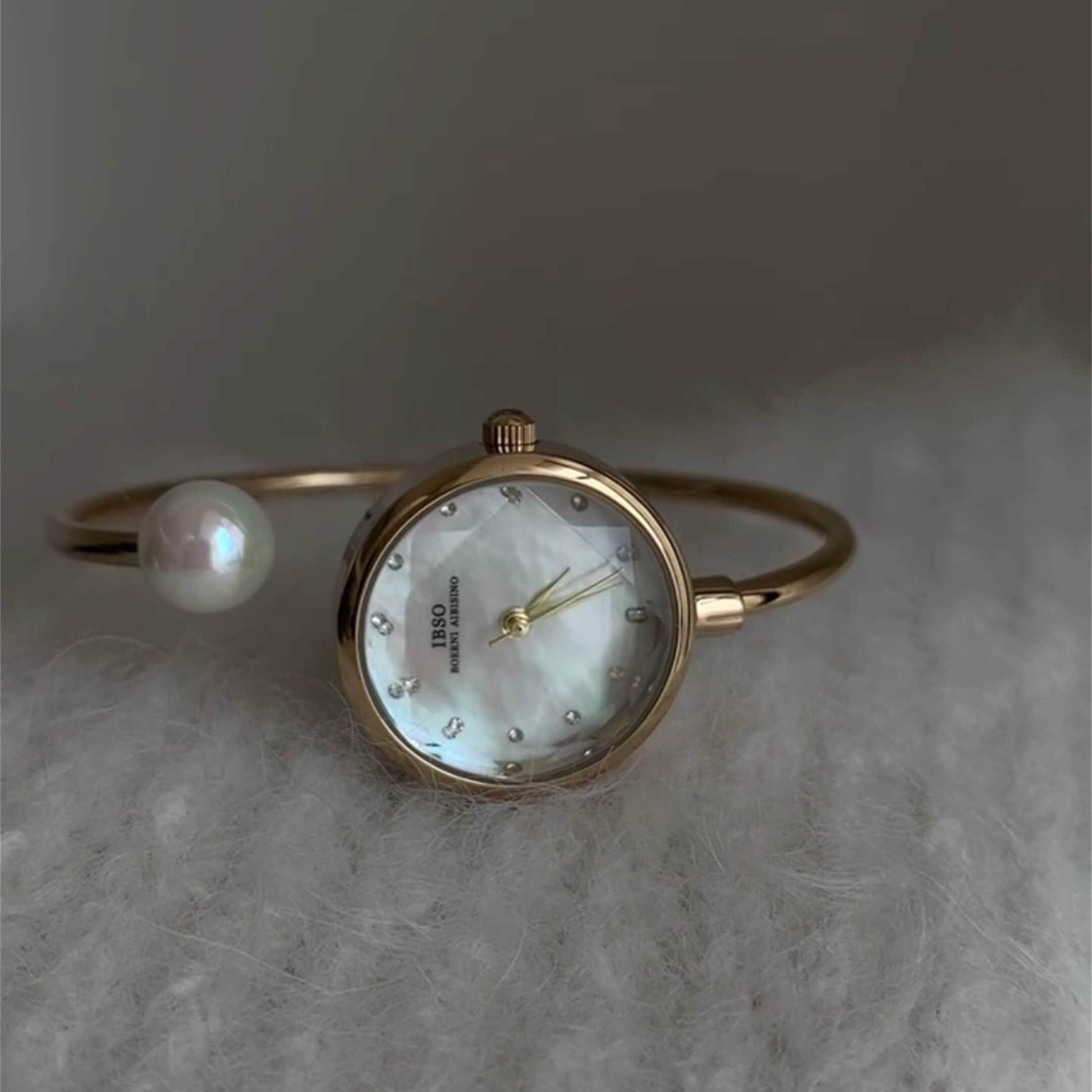 Chic Style White Round Mother of Pearl Bracelet Watch - WatchwithSun ...