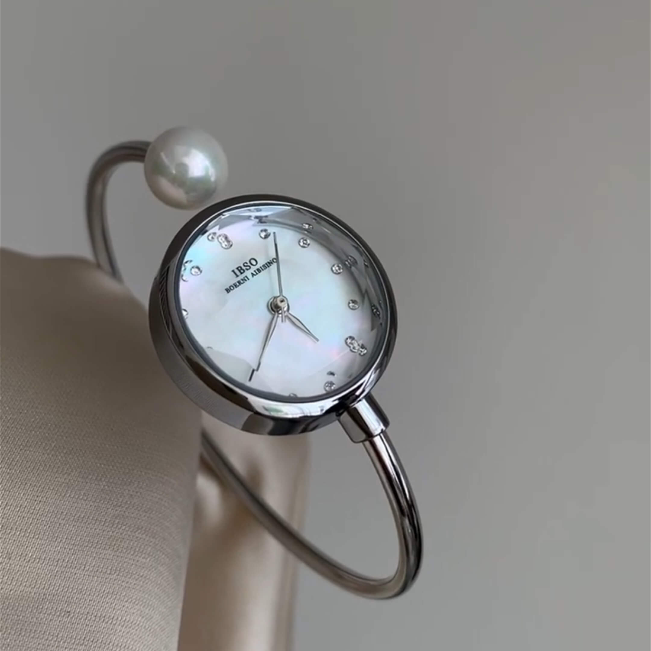 Chic Style White Round Mother of Pearl Bracelet Watch - WatchwithSun ...
