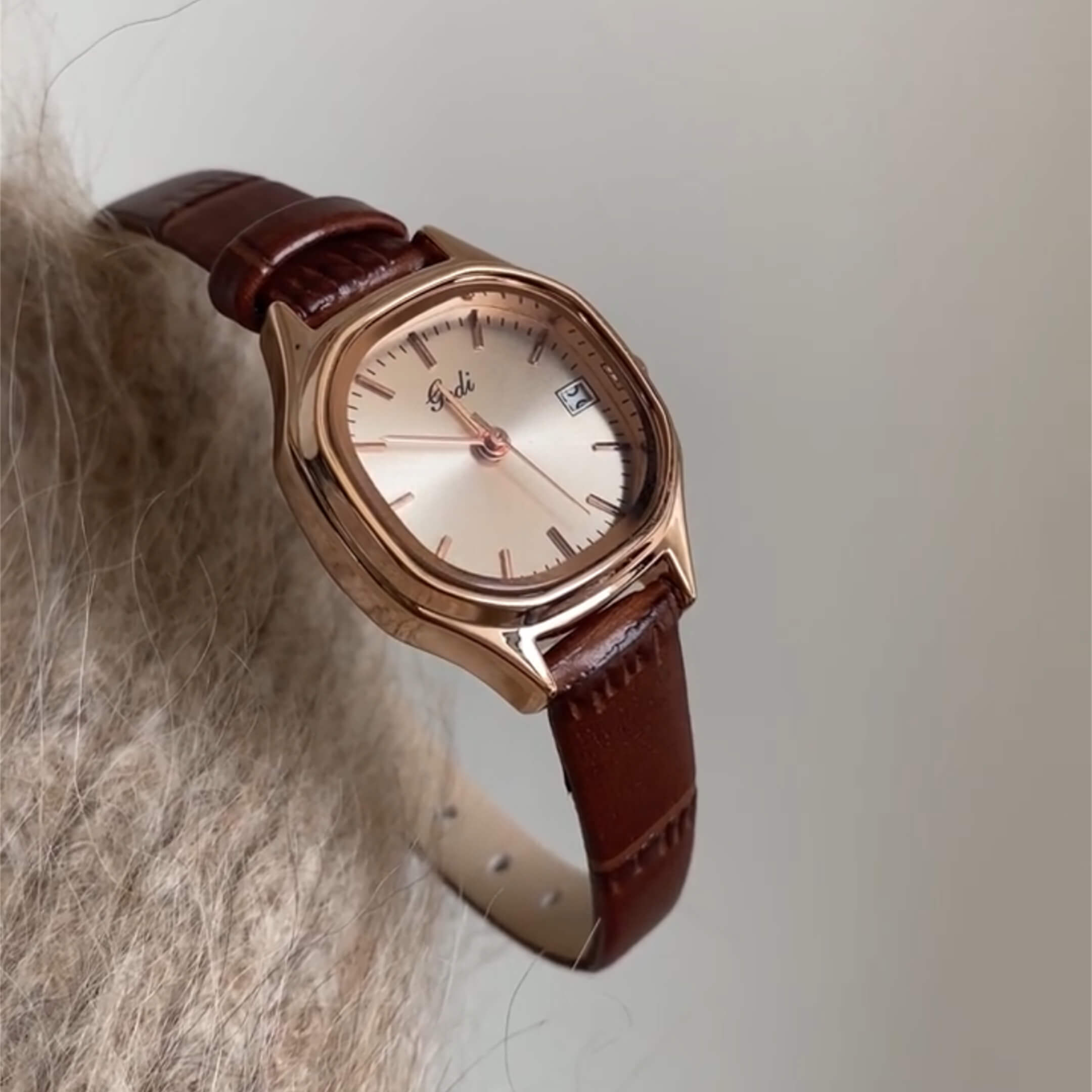 Chic Style Brown Oval Face Women's Leather Watch - WatchwithSun-Dainty ...